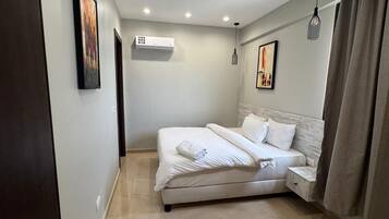 Apartamento luxo, sacada, vista para a cidade | Ferros/tábuas de passar roupa, Wi-Fi de cortesia