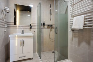 Apartamento Deluxe | Casa de banho | Um polibã, artigos de higiene pessoal grátis, um secador de cabelo 