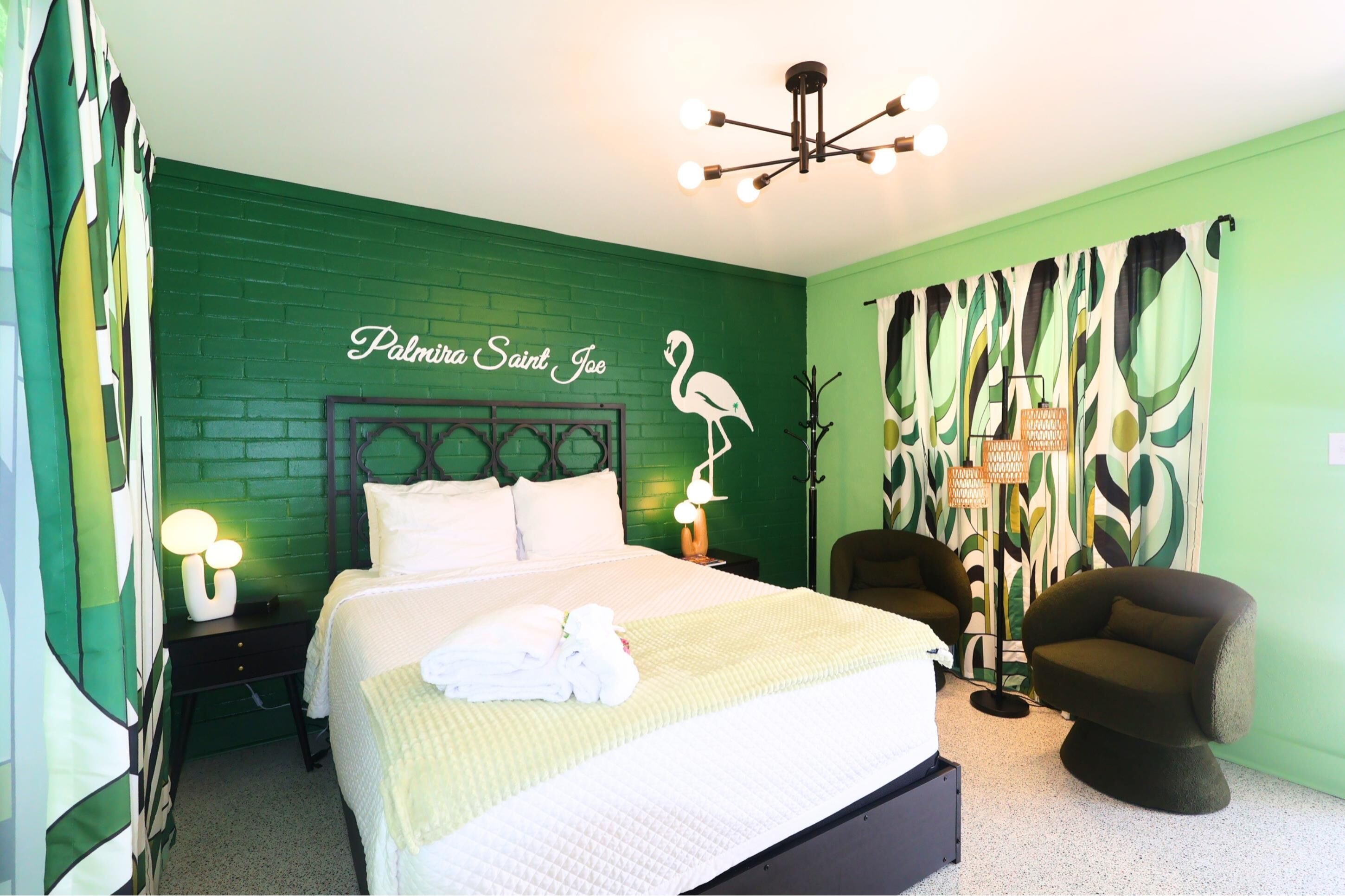 Com decoração personalizada, com mobília individualizada 