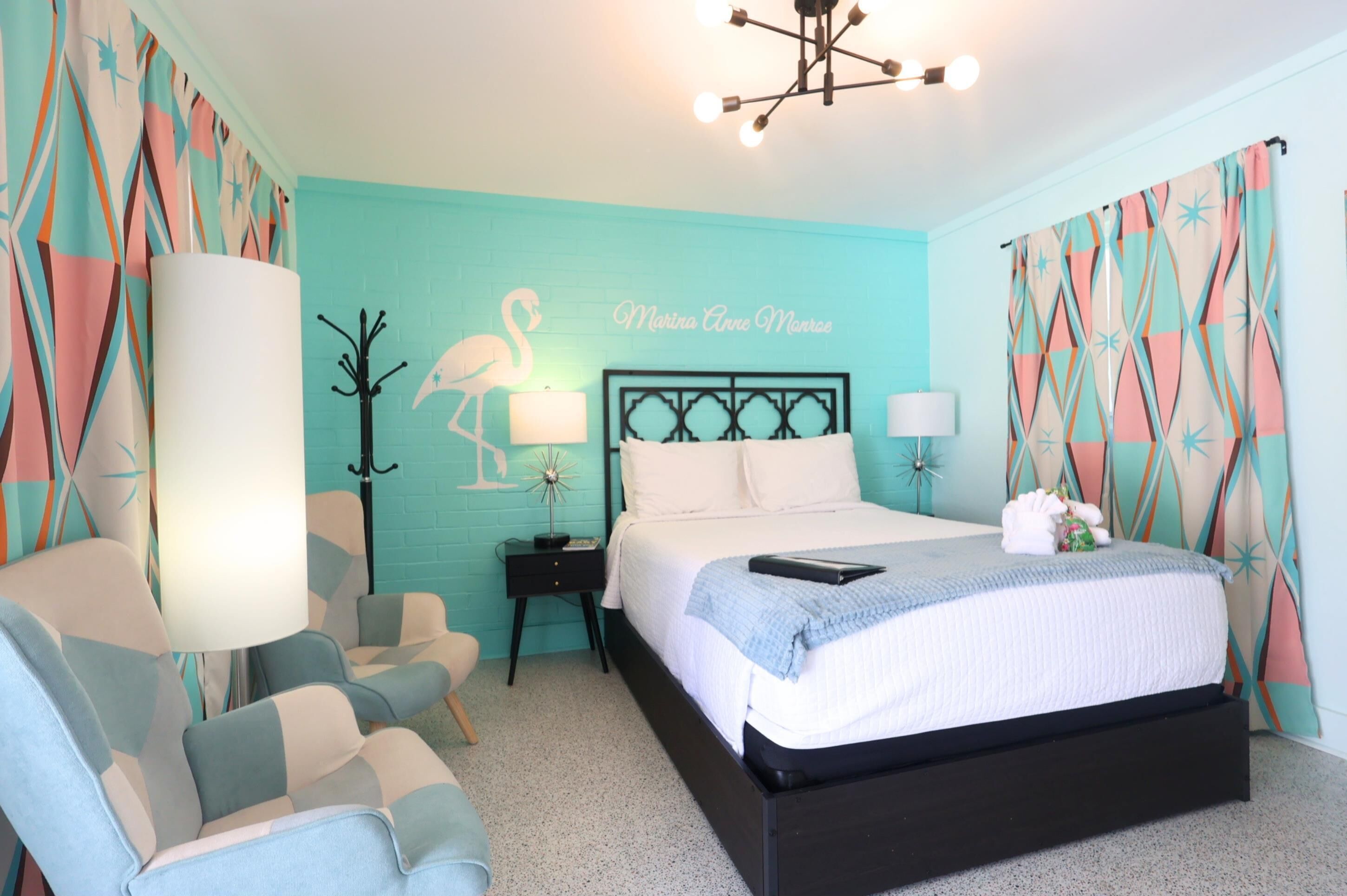 Com decoração personalizada, com mobília individualizada 