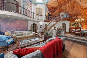 Casa Básica, pátio, vista para a montanha | Sala de estar