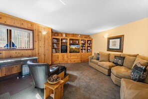 Casa Básica, pátio, vista para a montanha | Interior