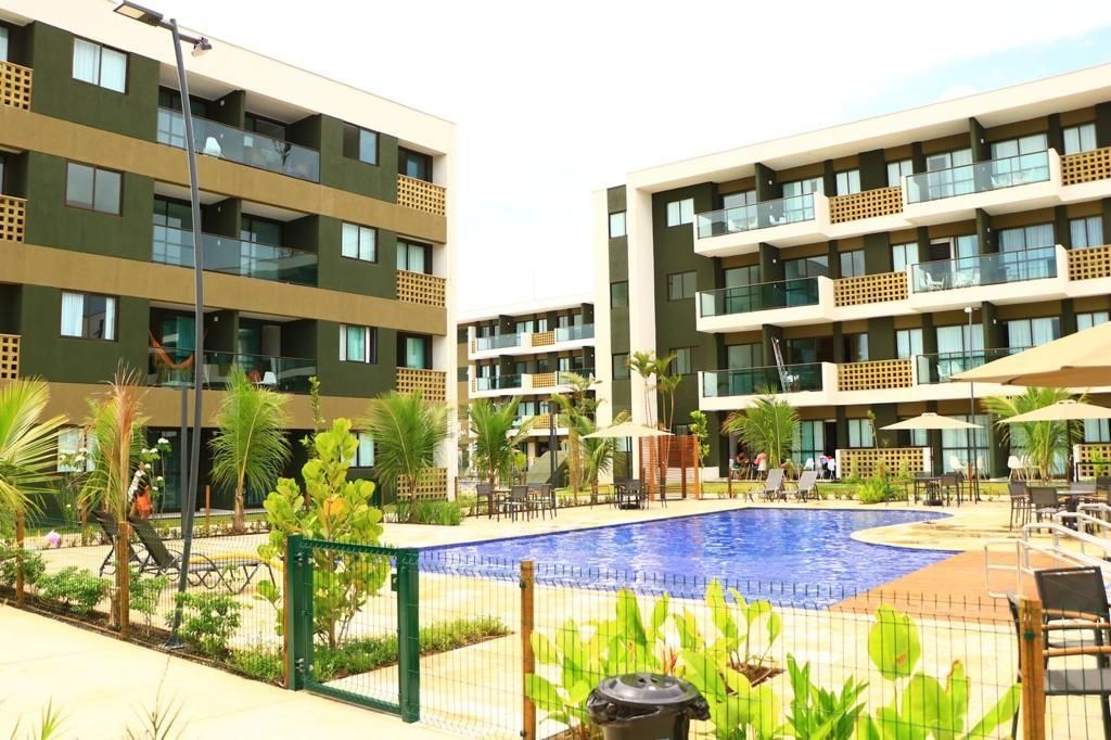 Um hotel moderno com piscina, área de estar ao ar livre e um jardim bem cuidado.