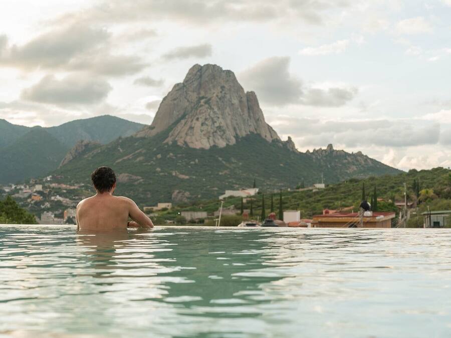 Piscina externa, guarda-sóis, espreguiçadeiras