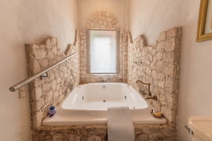 Suite Superior, varanda, vista para a montanha | Casa de banho | Artigos de higiene pessoal grátis, um secador de cabelo
