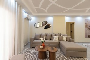 Apartamento Deluxe, 3 quartos, varanda, Vista para a cidade | Sala de estar