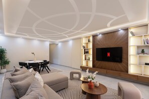 Apartamento Deluxe, 3 quartos, varanda, Vista para a cidade | Sala de estar