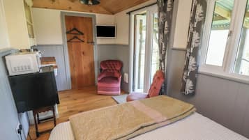 1 quarto, com decoração personalizada, com mobília individualizada