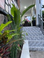 Quarto casal luxo, vista para o jardim | Detalhe da fachada