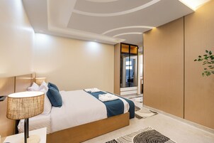 Cofres nos quartos, cortinas blackout, ferros/tĂĄbuas de passar roupa