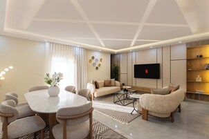 Apartamento luxo, 4 quartos, sacada, vista para a cidade | OpçÔes para refeição