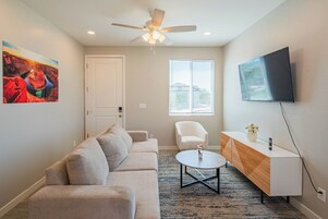 Apartamento de Luxo, 1 cama king-size, ar condicionado | Sala de estar