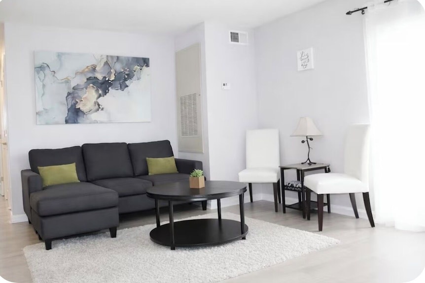 Walk /Funny Bone Comedy Club, Dining, Shopping, Free Parking, Free Coffee, Patio - Beavercreek, OH