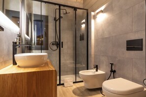 Chalé Superior, 2 quartos, vista para o lago | Casa de banho | Um polibã, um secador de cabelo, toalhas fornecidas, sabão 