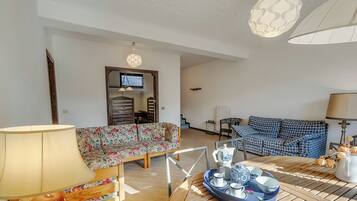 Vila família, 5 quartos, sacada (Villa Eva) | Área de estar