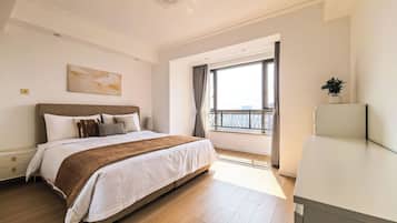 Quarto Triplo Superior, várias camas, não fumadores, Vista para a cidade | Cortinas/cortinados opacos, quartos insonorizados, Wi-fi grátis