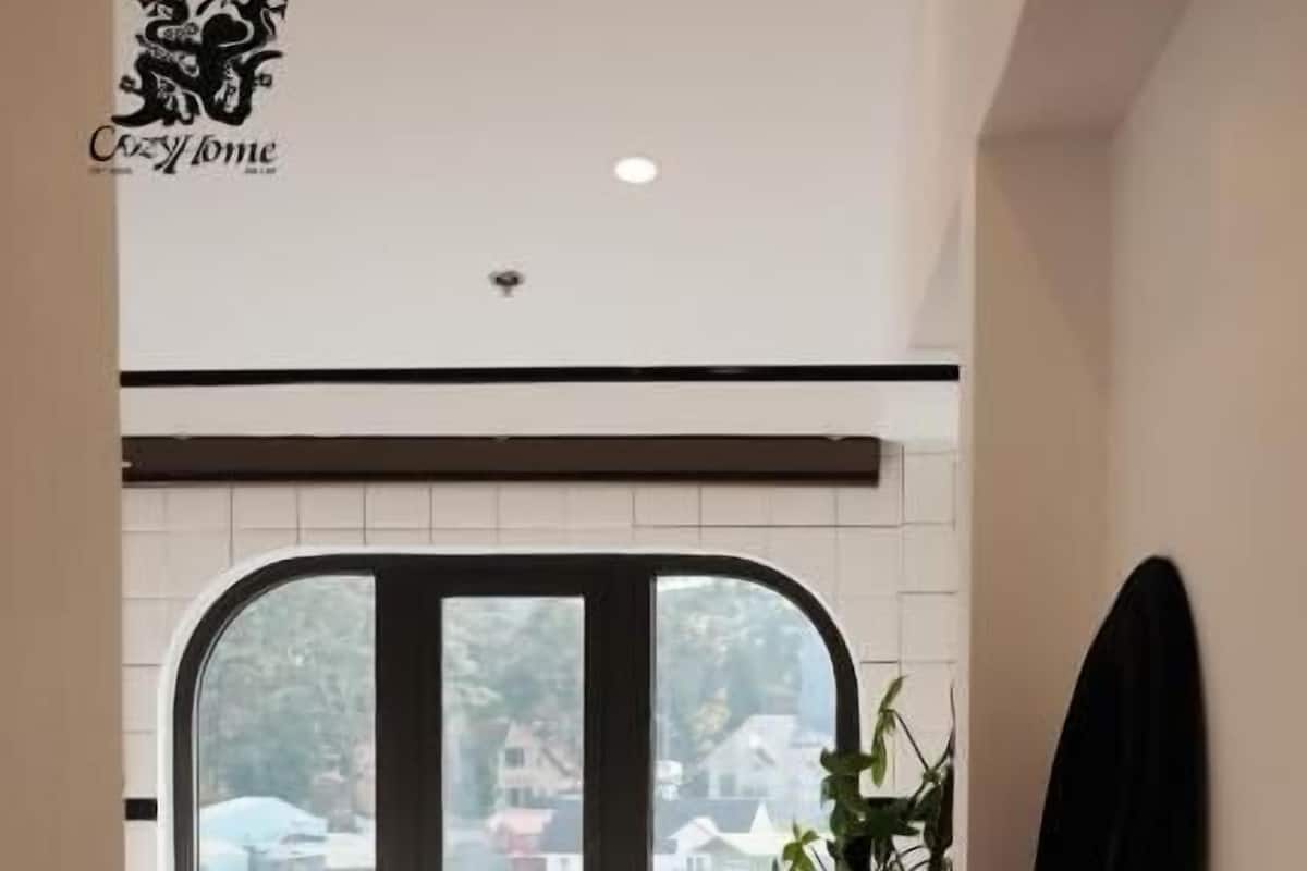 Suite Deluxe, varanda, Vista para a cidade | Casa de banho | Um polibã e uma banheira separados, um secador de cabelo, chinelos