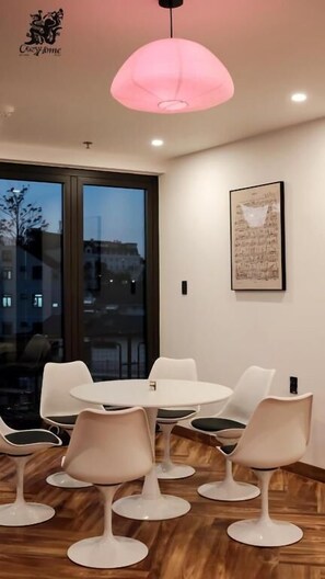 Apartamento Deluxe, varanda, Vista para a cidade | Restaurantes
