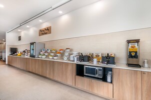 Pequeno-almoço continental diário mediante uma taxa 