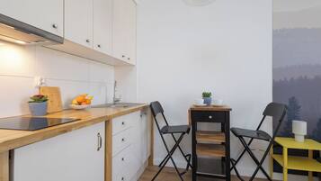 New World Apartment Number 1 | Cozinha privada | Um frigorífico, uma placa de cozinha, utensílios de cozinha