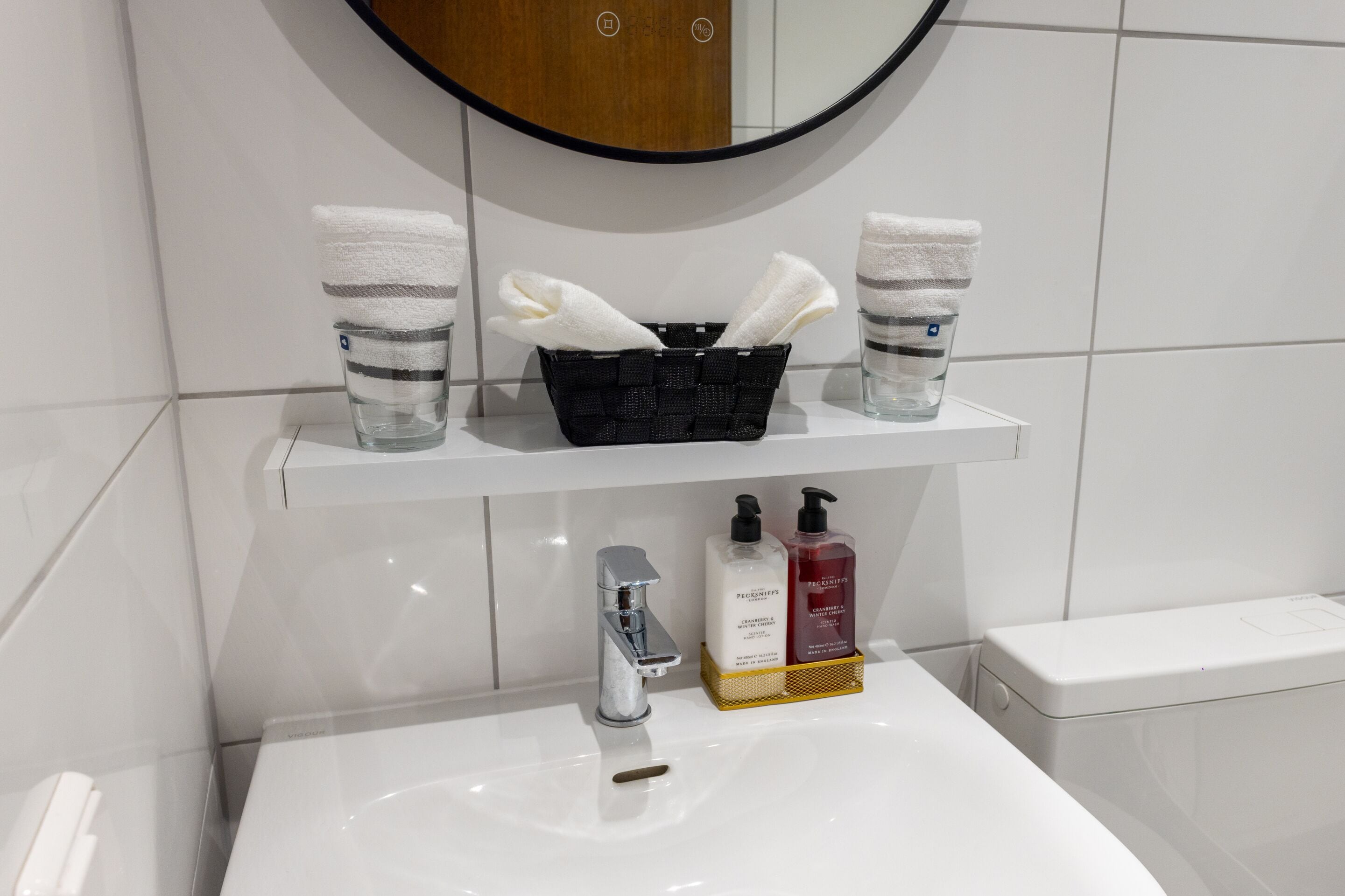 Quarto casal premium, suíte, vista para o vale (Premium Talblick 1OG) | Banheiro | Chuveiro, secador de cabelo, chinelos, toalhas de banho