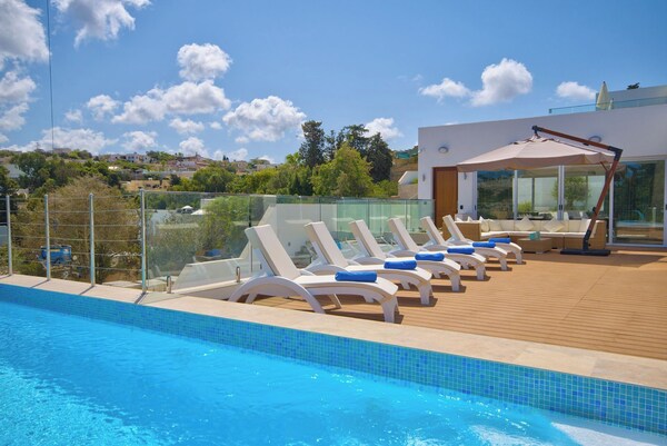 Sophisticated Grand Villa With Gym And Games Room - Malta