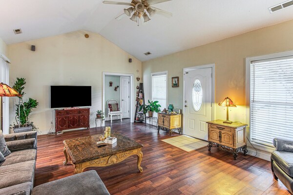 Screened Porch + Pool Access: Longs Golf Getaway - South Carolina