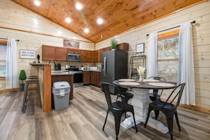Cabana de Madeira Signature, 1 quarto, banheira de hidromassagem grande | Cozinha privada | Um frigorífico, um micro-ondas, um forno, uma placa de cozinha