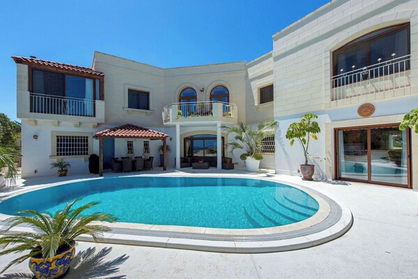 Villa Alexandra: Sea Views, Pool, Jacuzzi & Sauna - Malta