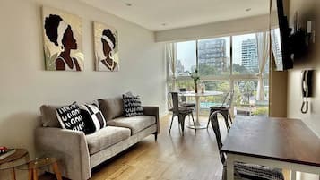 Apartamento clássico, vista para a cidade | Área de estar