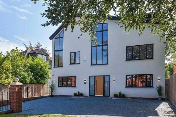 8 Bedroom House Sleeps 20 - Private Garden - Wolverhampton