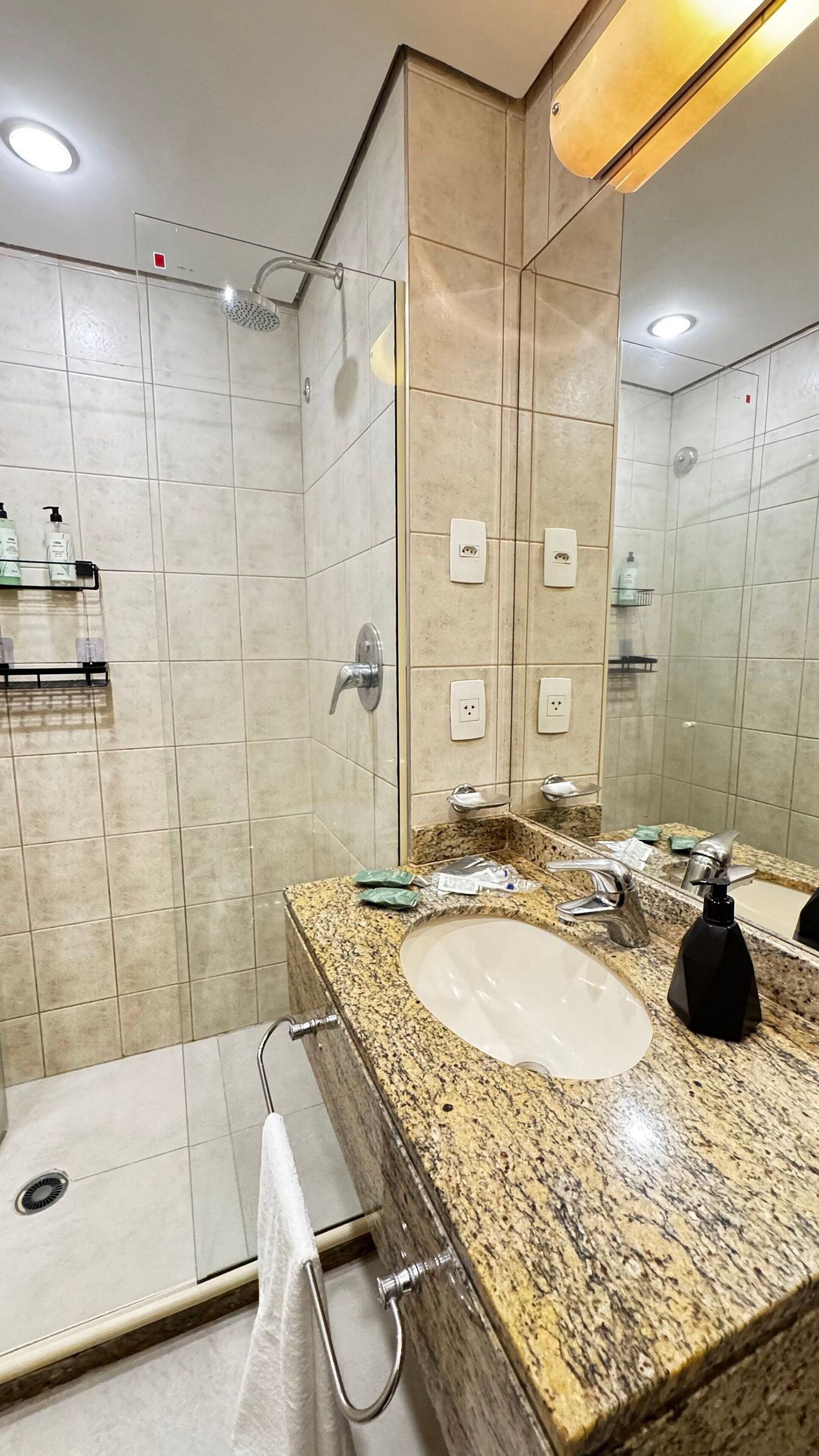 Quarto casal luxo | Banheiro | Chuveiro, secador de cabelo, toalhas de banho, shampoo
