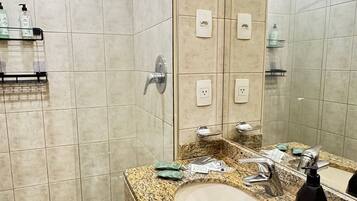 Quarto casal luxo | Banheiro | Chuveiro, secador de cabelo, toalhas de banho, shampoo