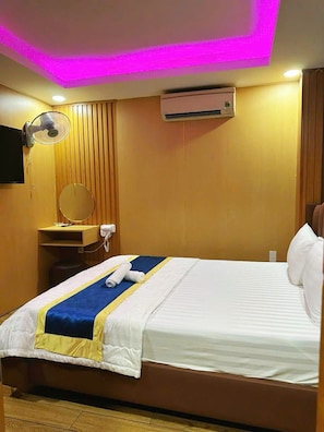 Quarto Deluxe | Roupa de alta qualidade, minibar com produtos grátis, secretária 