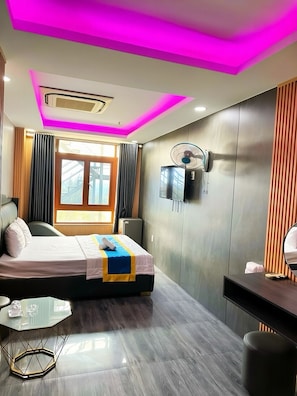 Quarto Executivo | Roupa de alta qualidade, minibar com produtos grátis, secretária 