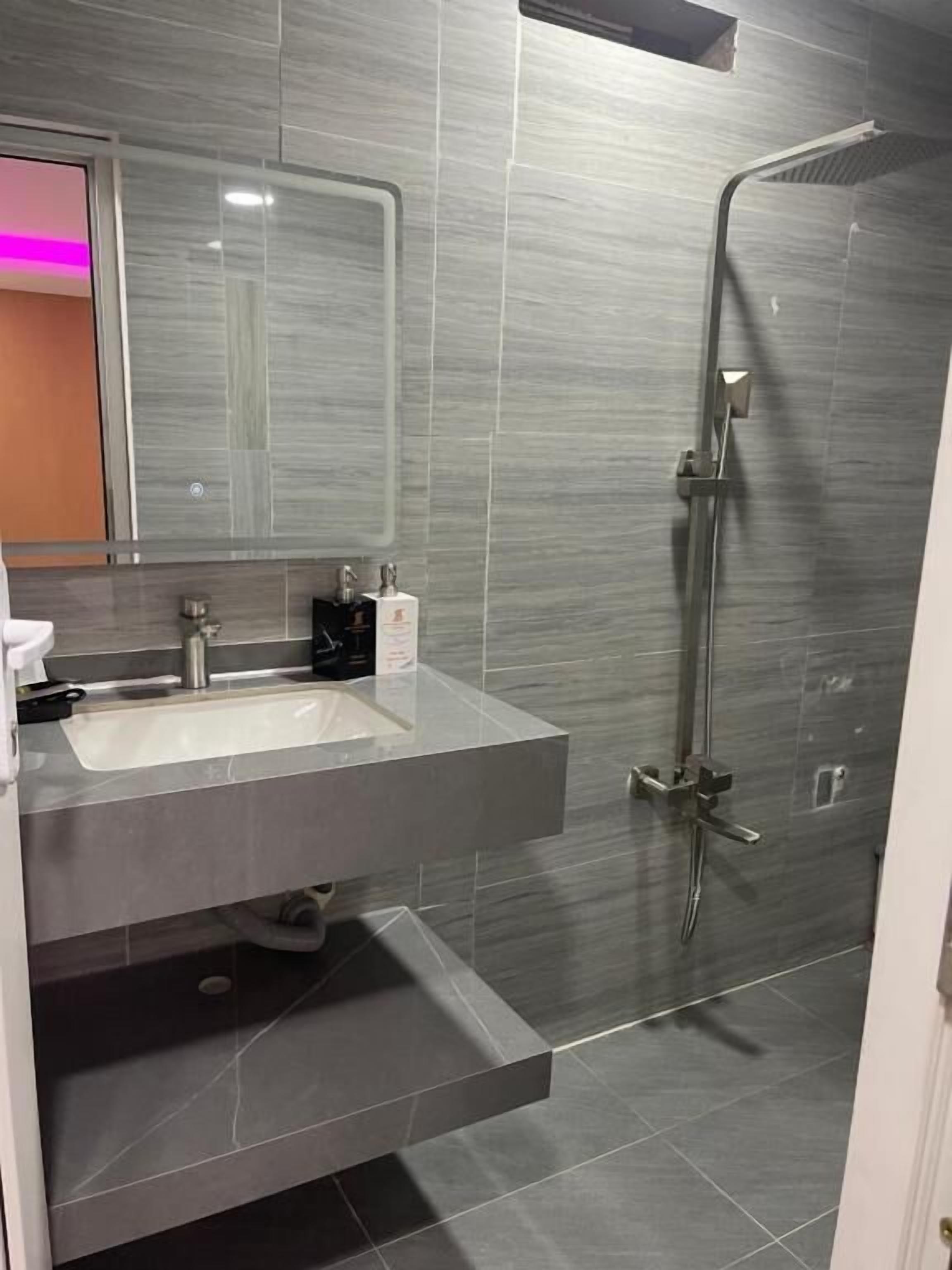 Quarto Quádruplo, 2 camas queen-size, não fumadores, ar condicionado | Casa de banho | Artigos de higiene pessoal grátis, um secador de cabelo, chinelos 