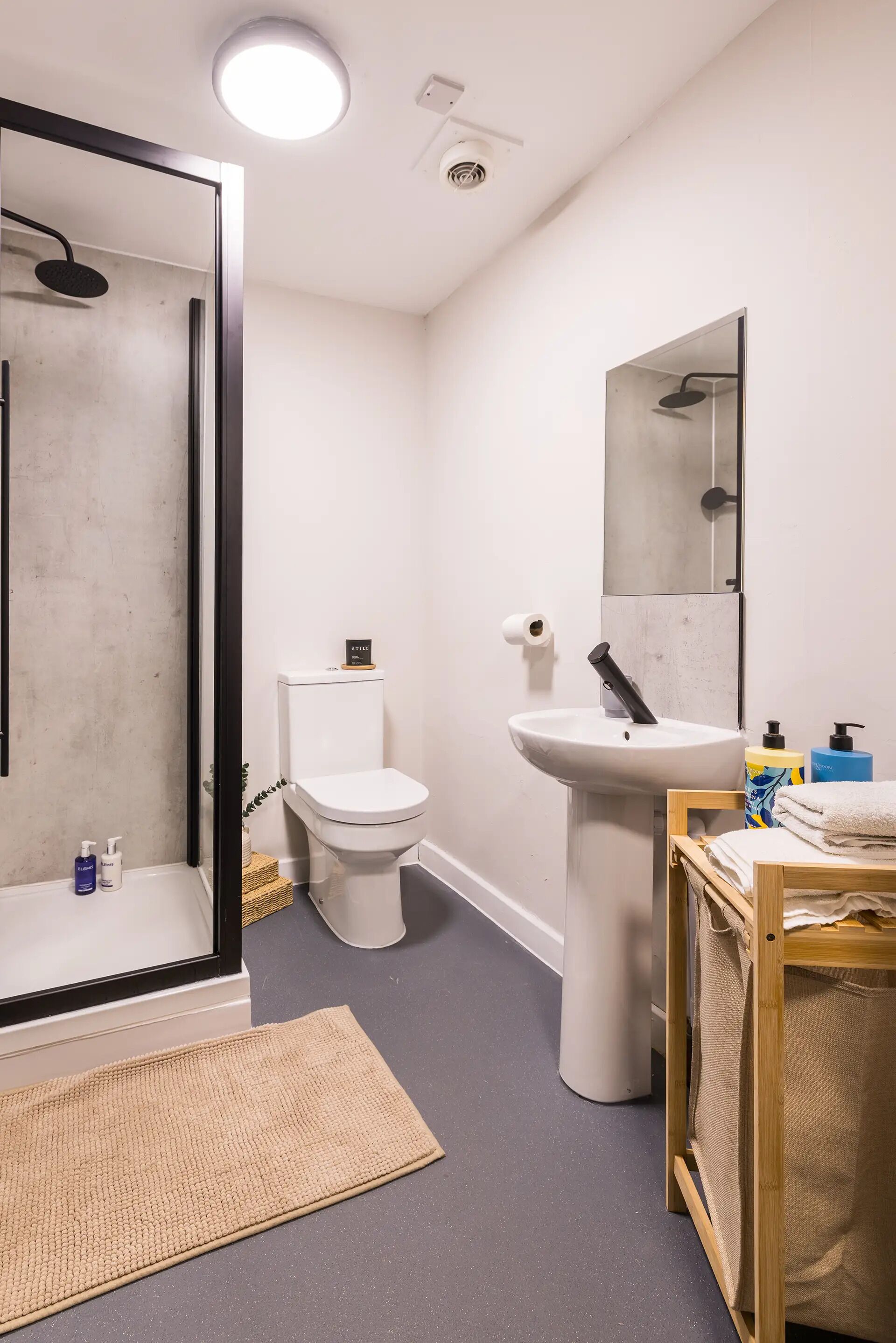 Apartamento, 1 quarto | Banheiro | Chuveiro, secador de cabelo, toalhas de banho, papel higiênico