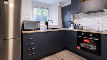 Apartamento, 1 quarto | Cozinha privada | Geladeira grande, micro-ondas, fogão, cooktop