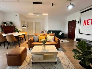 Apartamento Superior, 3 quartos, sauna, Vista para a cidade | Lençóis de algodão egípcio, roupa de alta qualidade, edredões de penas 