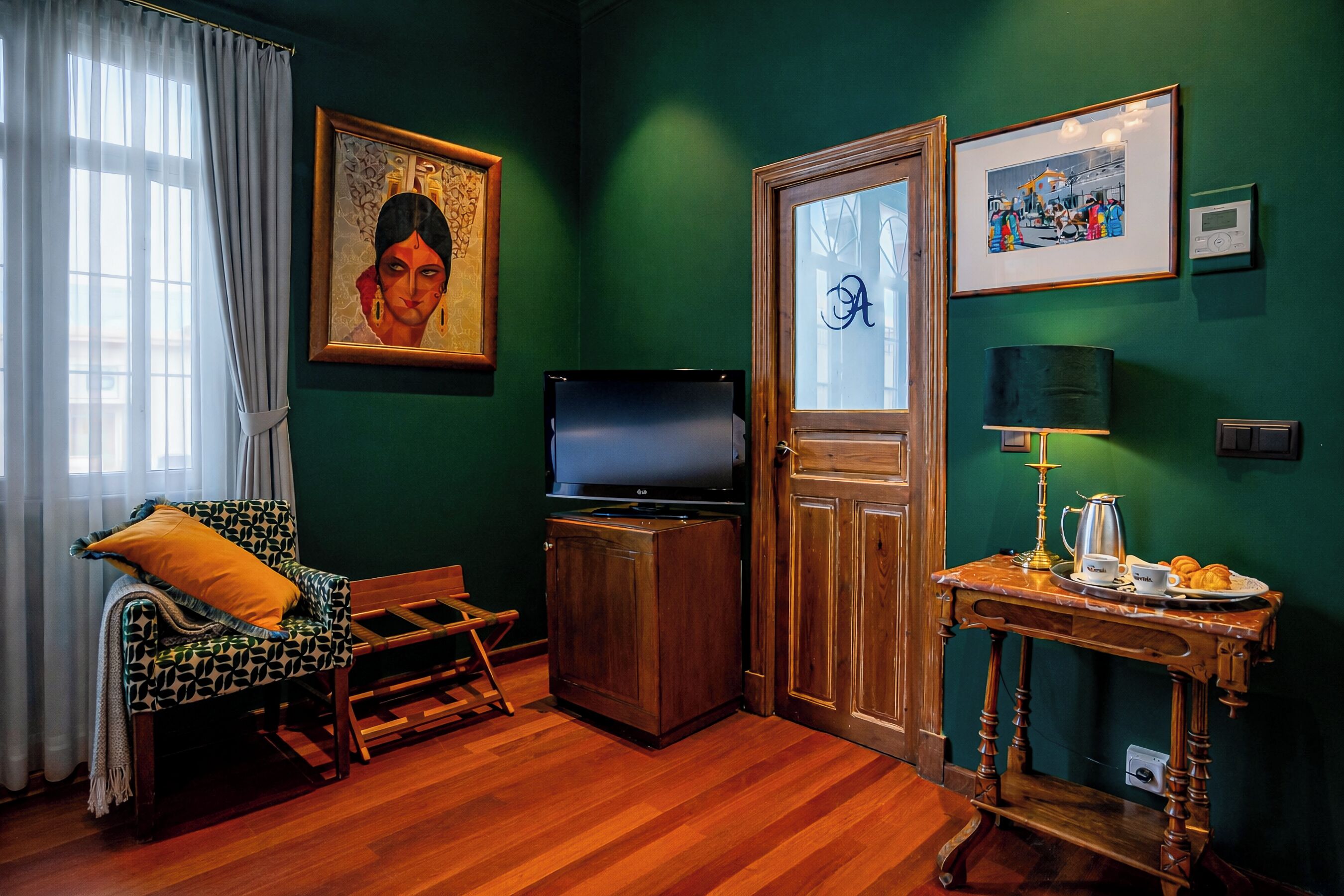 Quarto casal luxo | Área de estar | Monitores de computador, impressoras