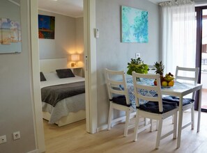 Apartamento (Two bedroom apartment (Enzo)) | Sala de estar | TV de tela plana 32 polegadas com canais digitais