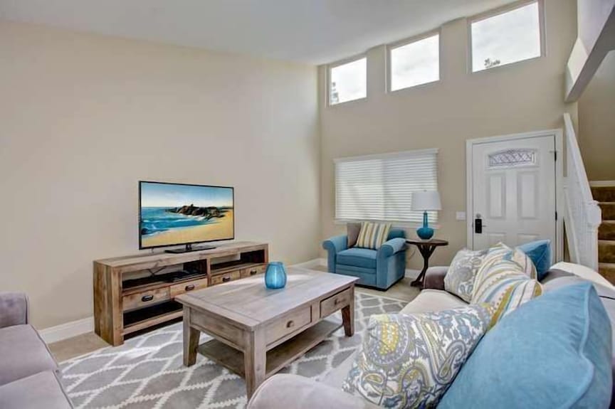 Spacious Family Townhome | 5 Min To Disneyland - Anaheim, CA