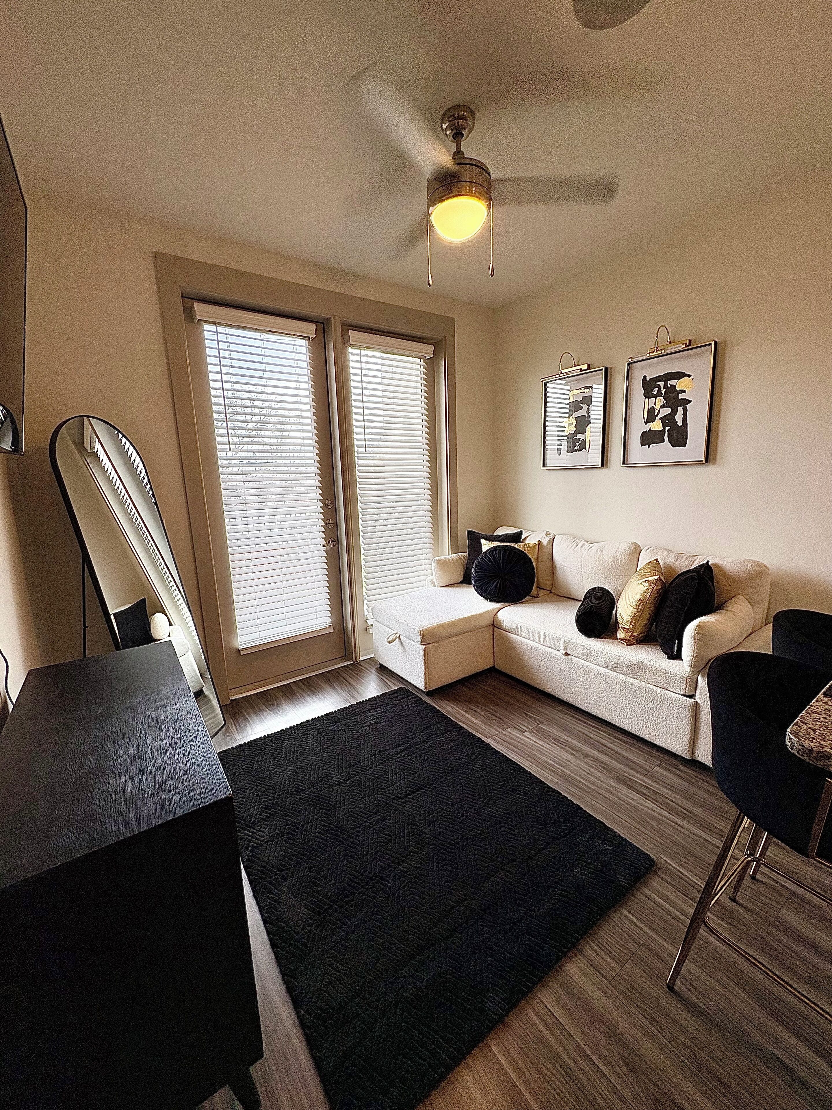 Black & Gold Studio 1 Mile To Tcu Walk To Bars Pool & Gym  Perfect For Game Day - Cultural District - Fort Worth