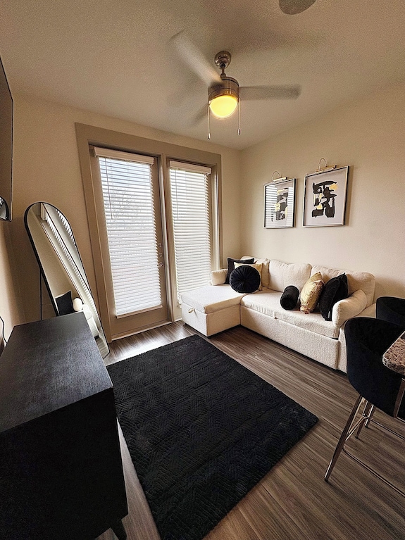 Black & Gold Studio 1 Mile To Tcu Walk To Bars Pool & Gym Perfect For Game Day - Cultural District - Fort Worth