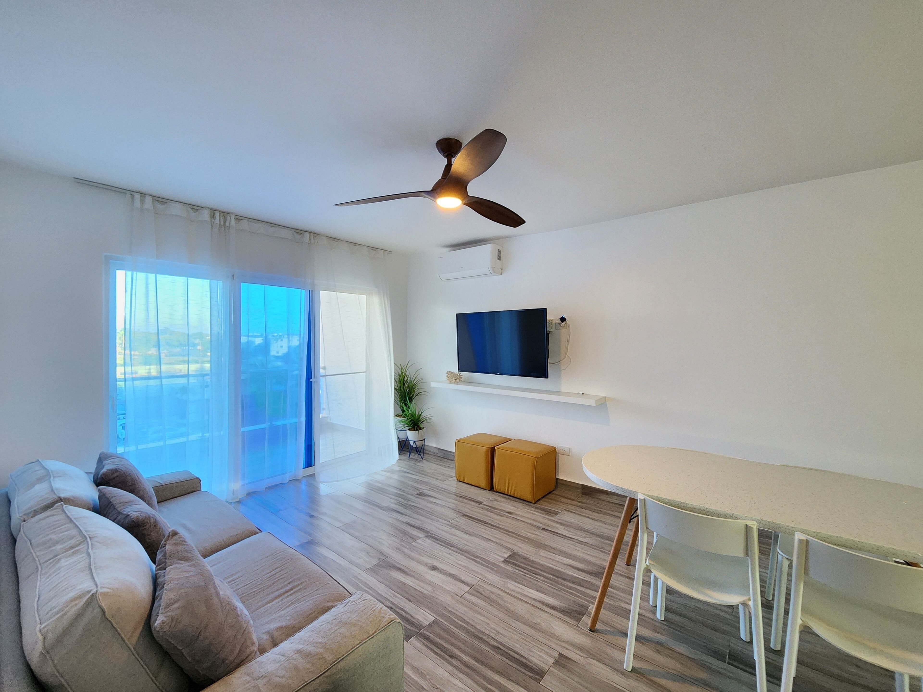 Modern 2br/2ba Condo, Upper Floor, Ocean Breeze, Short Walk To Playa Chiquita - Sosúa