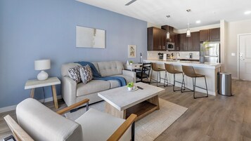 Apartamento (1 Bedroom) | Área de estar | Smart TV 50 polegadas com canais digitais