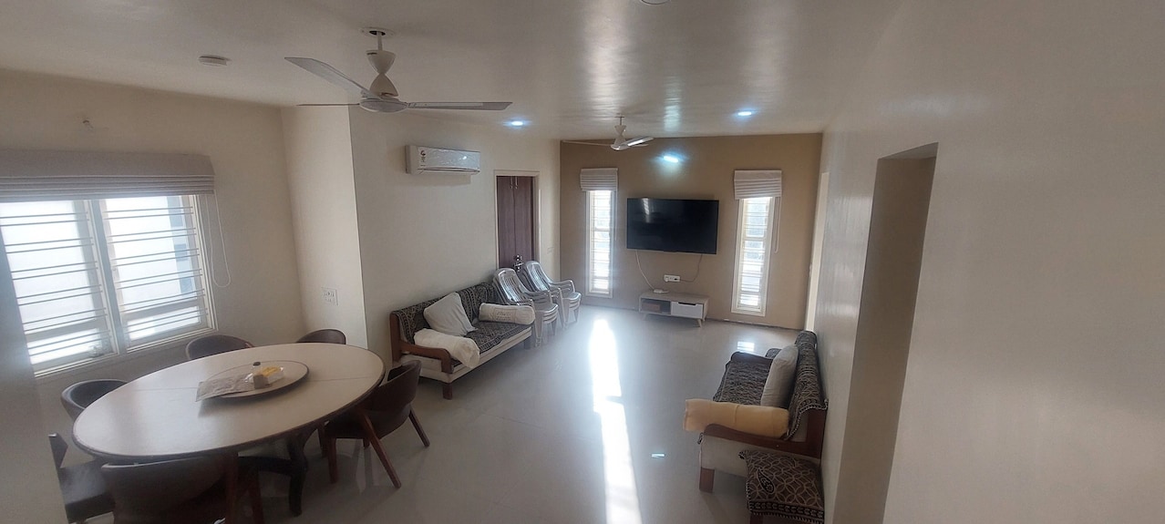 Family Home Near Airport & Convention Center, Withfree Wi-fi & Aminities. - Surat