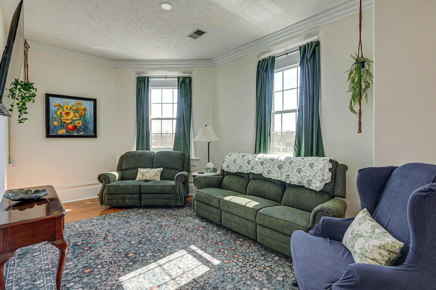 Historic Apartment In Chapman! Walkable Getaway - Milford Lake, KS