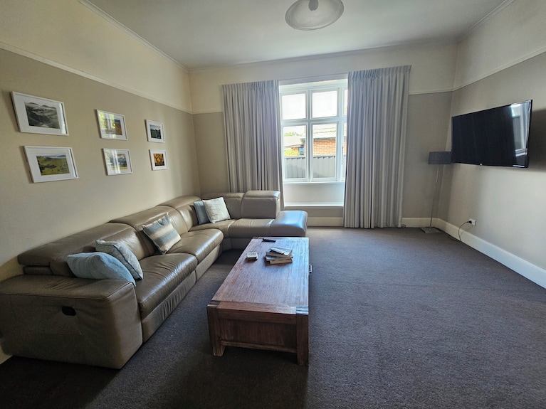 Spacious 3 Bedroom Period Home. 2 Living Rooms.\nwalking Distance To Town. - Methven