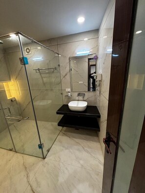 Quarto Duplo Deluxe, Vista para a cidade | Casa de banho | Um polibã, artigos de higiene pessoal grátis, chinelos 